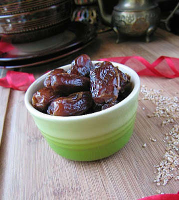 The Witchy Kitchen: Delicious Date Bars