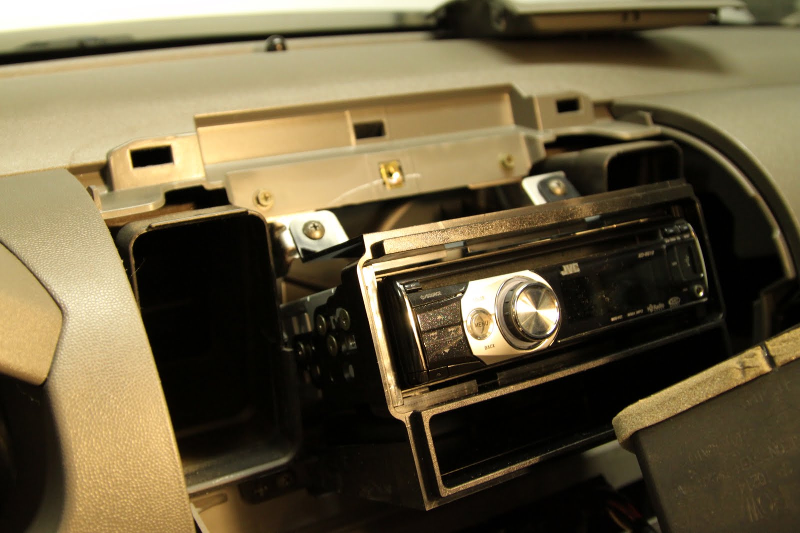 shookatash: JVC KD-R610 Review