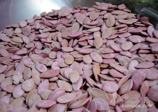 Singapore Food photo: Kua Chee - Eating bird seeds!