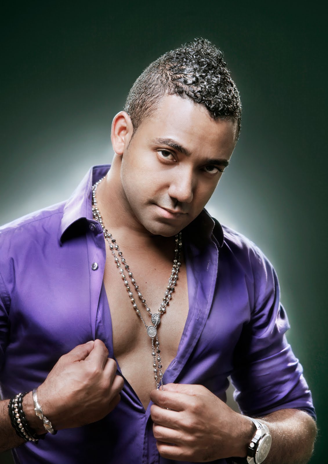 .: ELVIS MARTÍNEZ CON NUEVO LOOK PARA PRÓXIMO ÁLBUM