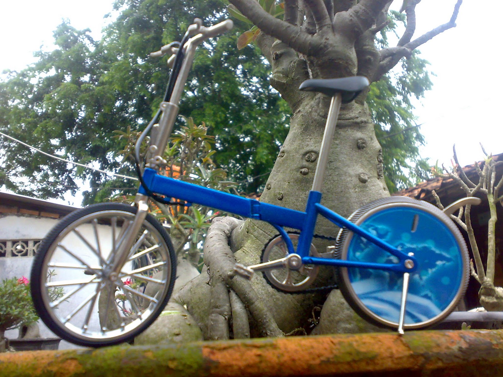 Parkir Sepeda Online: Miniatur Sepeda Lipat