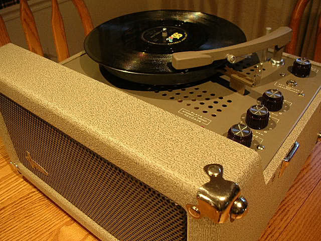 Apropos of Nothing: Vintage AV Geek -1970's Newcomb Classroom Record Player
