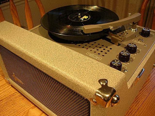 Apropos of Nothing: Vintage AV Geek -1970's Newcomb Classroom Record Player