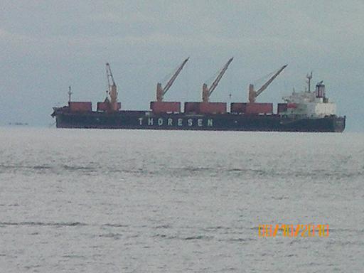 Mother Vessel yang Dilengkapi Crane