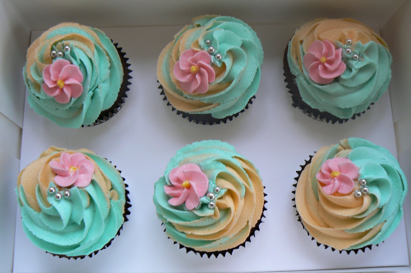 Cakes by Twinnies: Multi Coloured Cupcakes