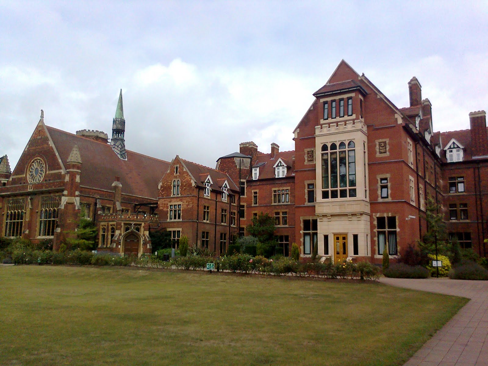 JoAbroad: dinner at Homerton college