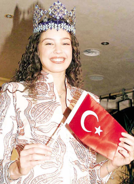 Black Aquini: Azra Akin - Miss World 2002