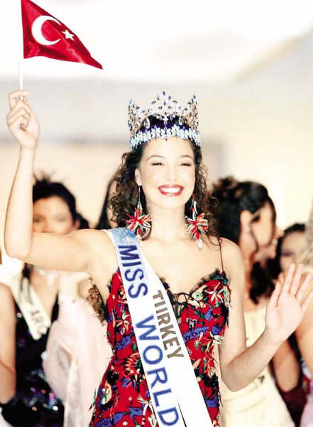 Azra Akin - Miss World 2002 | Miss World