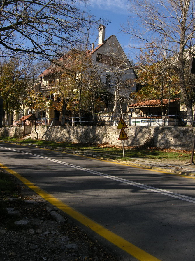 ΤΑΞΙΔΙΑ ΜΕ ΕΝΑΝ ΕΥΡΥΓΩΝΙΟ: ΠΑΡΝΗΘΑ: ΠΕΡΙΗΓΗΣΗ ΣΤΙΣ ΑΣΦΑΛΤΙΝΕΣ ΔΙΑΔΡΟΜΕΣ