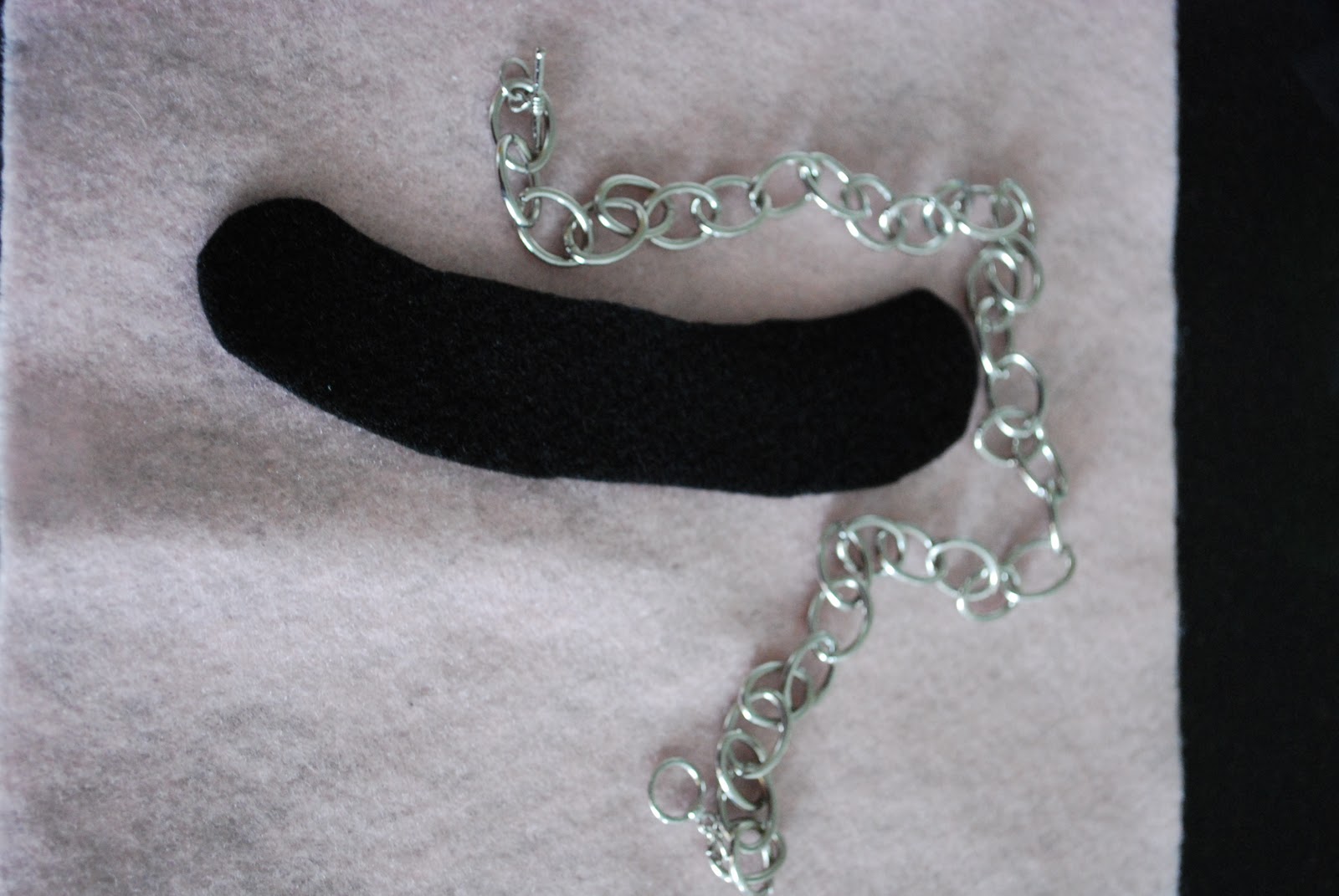 "Isabelle Thornton" Le Chateau des Fleurs: Fabric necklace base tutorial