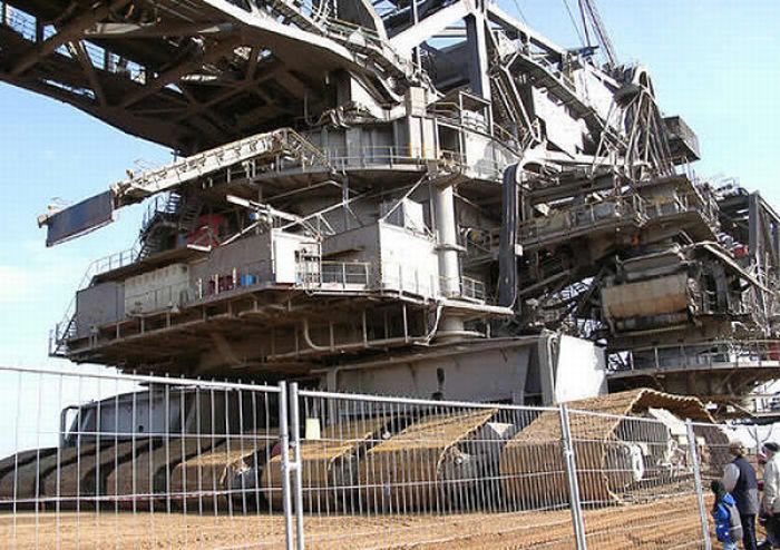 Glow Pic: Bagger 288 - The World's Largest Vehicle