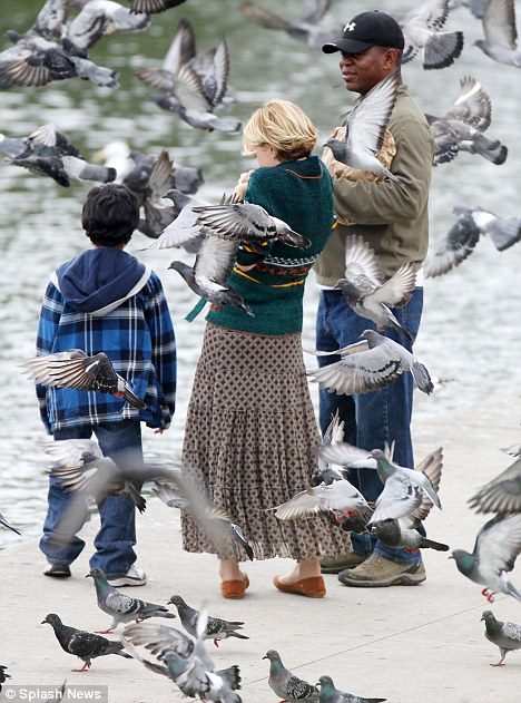 Drab and dowdy: Carey Mulligan looks frumpy on set alongside her hot co ...