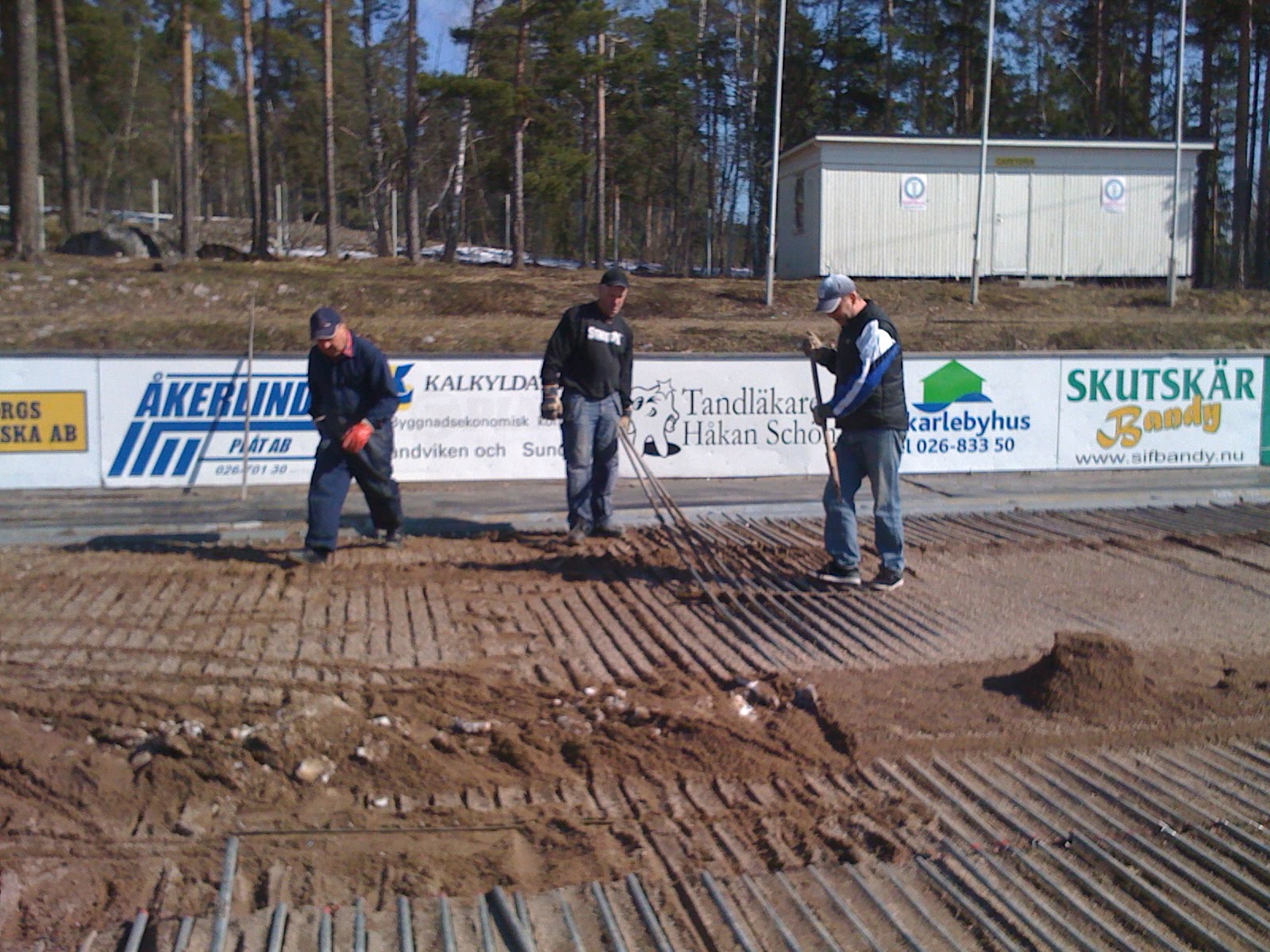 Ann-Cathrin's Blogg: Arbetet på bandyplan är igång