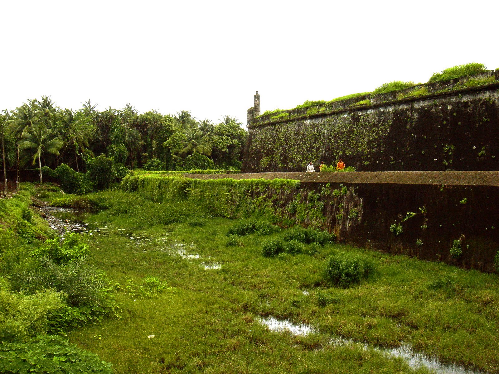 Vi - I saw: Damão, Muralha de Damão. (em Agosto de 2006)