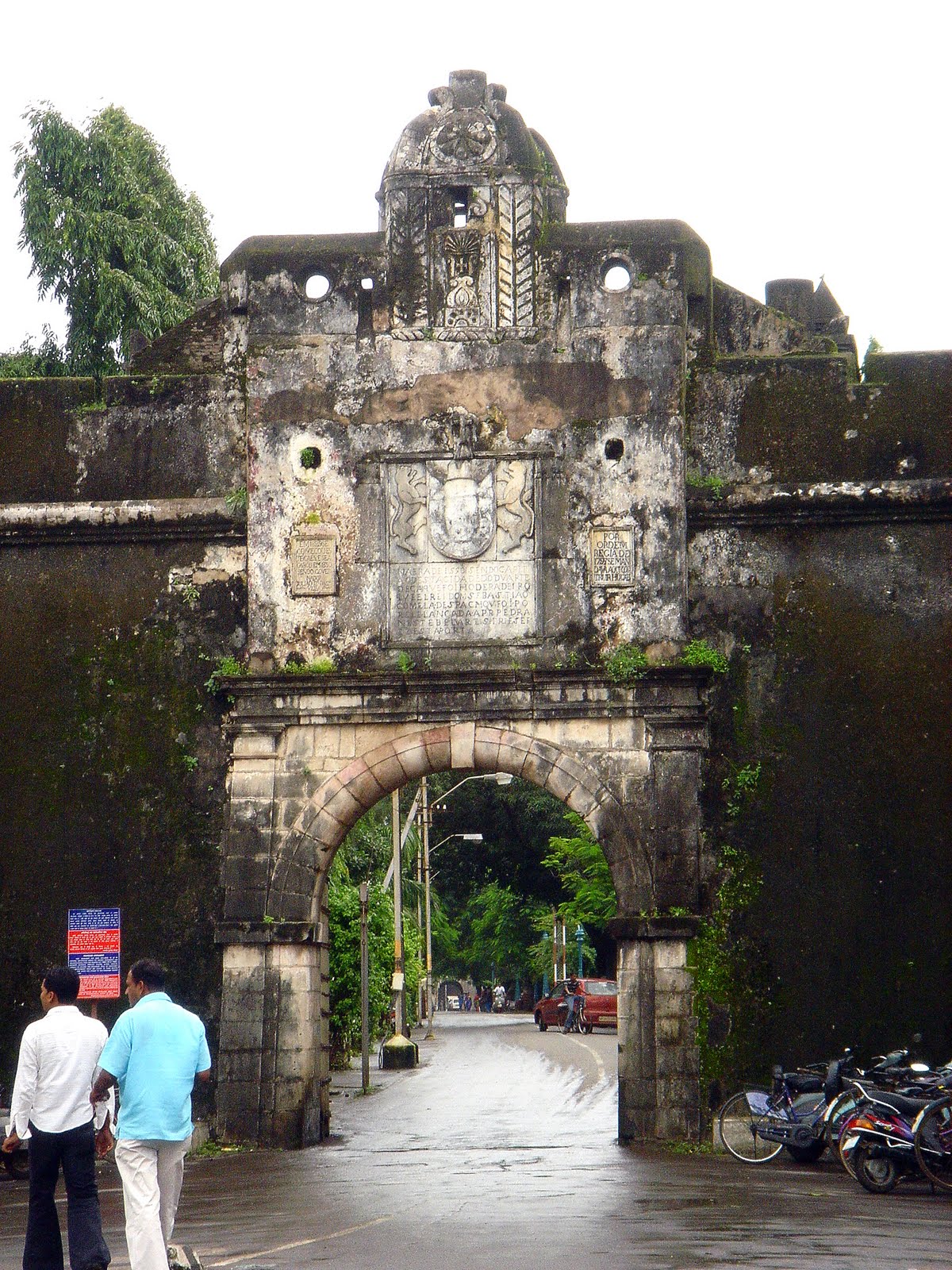 Vi - I saw: Damão, Muralha de Damão. (em Agosto de 2006)