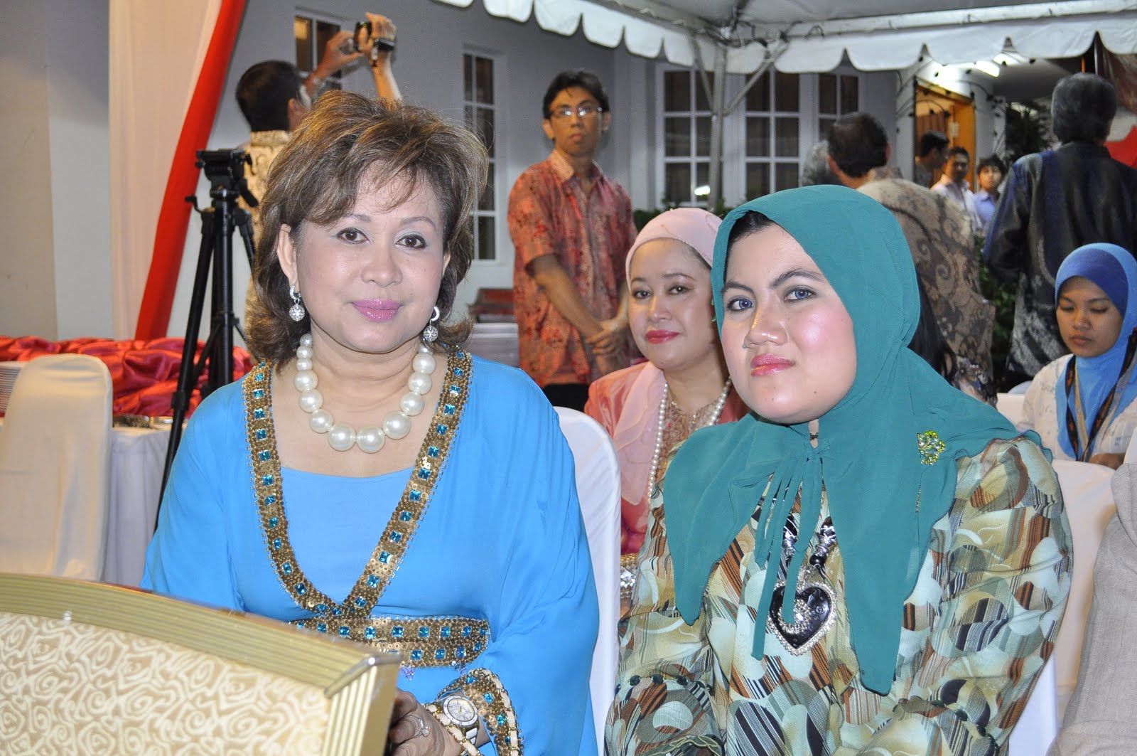 Raja Tengku Putri Anis dan Dato' Raja Noora Ashikin berbusana biru ...