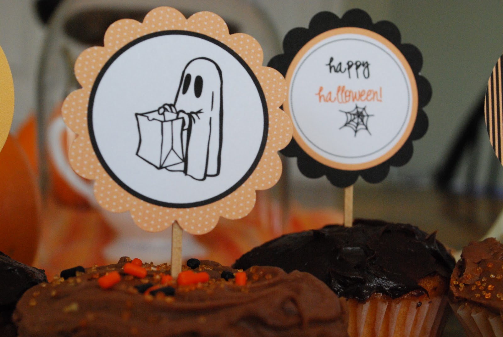 Tulip and Turnip: Free Printable Halloween Circle Tags or Cupcake Toppers