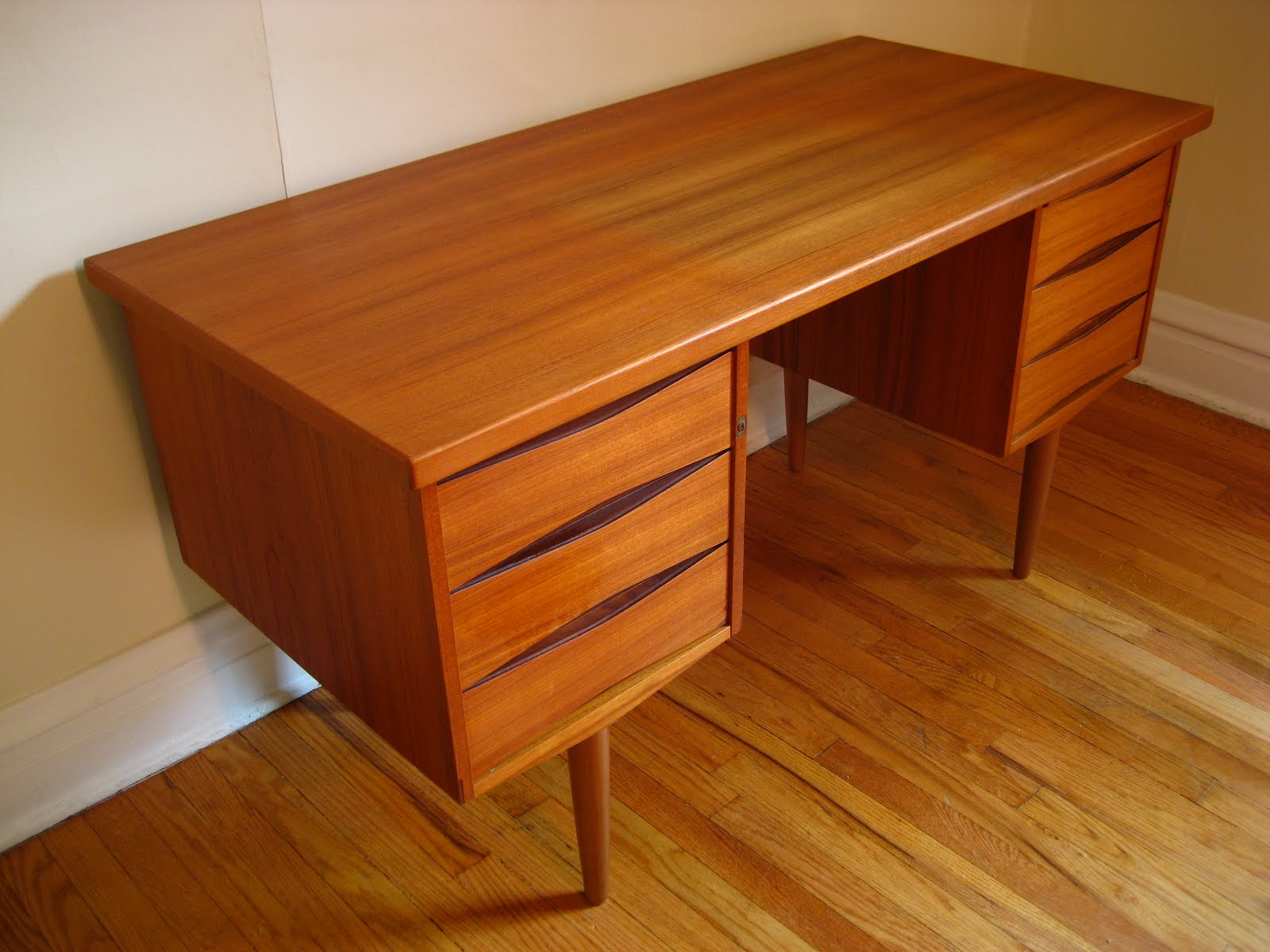 flatout design: Scandinavian Desk