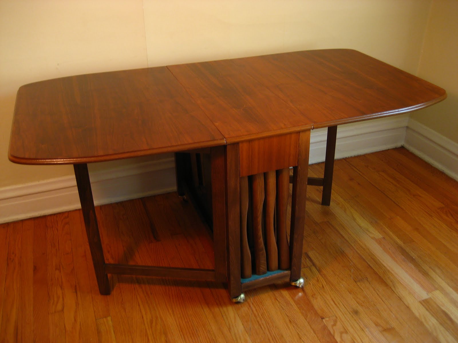 flatout design: Self Storing Dining Set