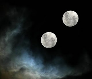cHecK Th!s...: Bulan ada 2 di langit Malam ini?- Fenomena Alam Terbaru 2010