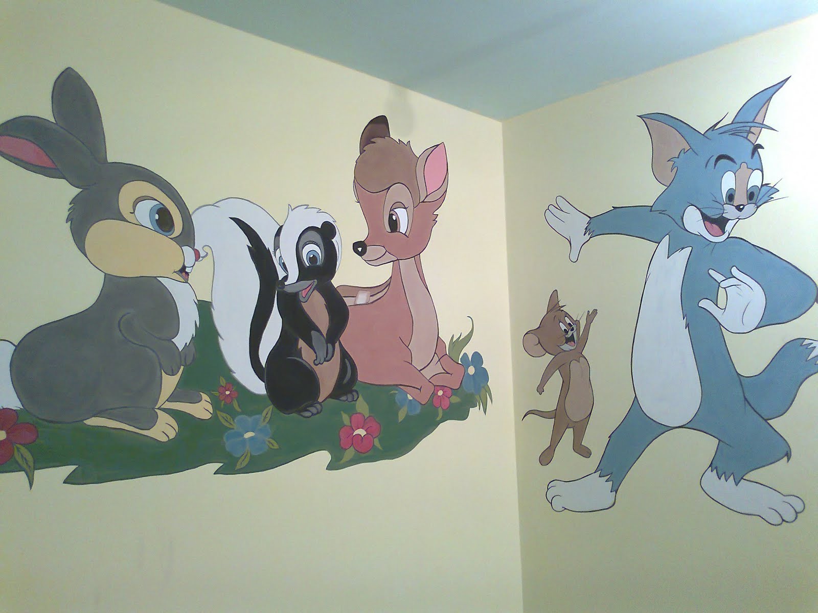 DESENE PE PERETI: CAMERA COPIILOR