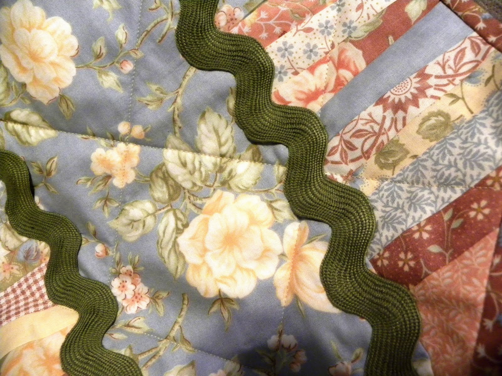 WAY MOORE FUN QUILTING: Ric Rac Table Runner