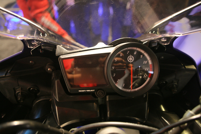 Yamaha YZF R15 - Specs and Photo - MotorSpeed Freakz