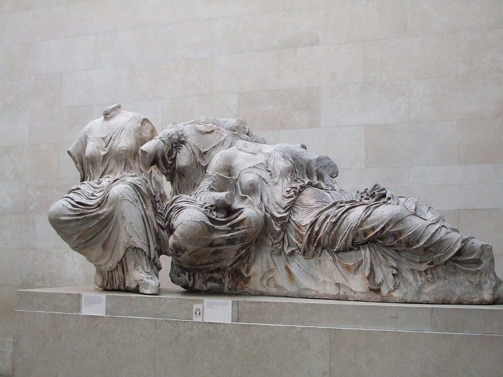 PIAZZAROTONDA: ESCULTURAS DEL PARTENÓN