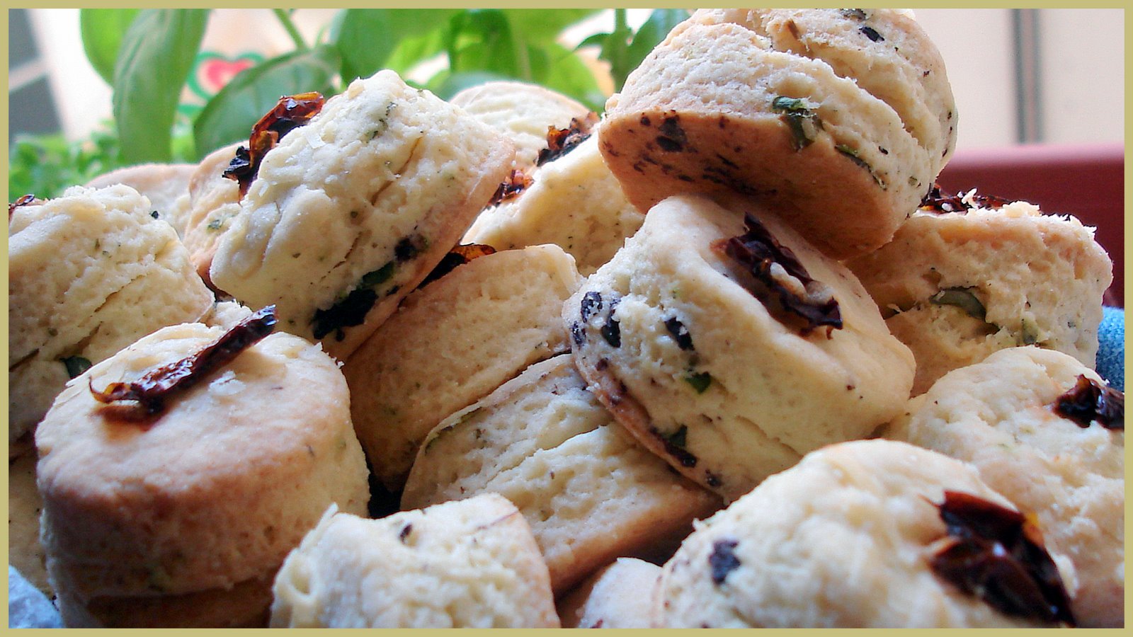 Todo caserito: SCONS DE ACEITUNAS NEGRAS, ALBAHACA Y TOMATES SECOS