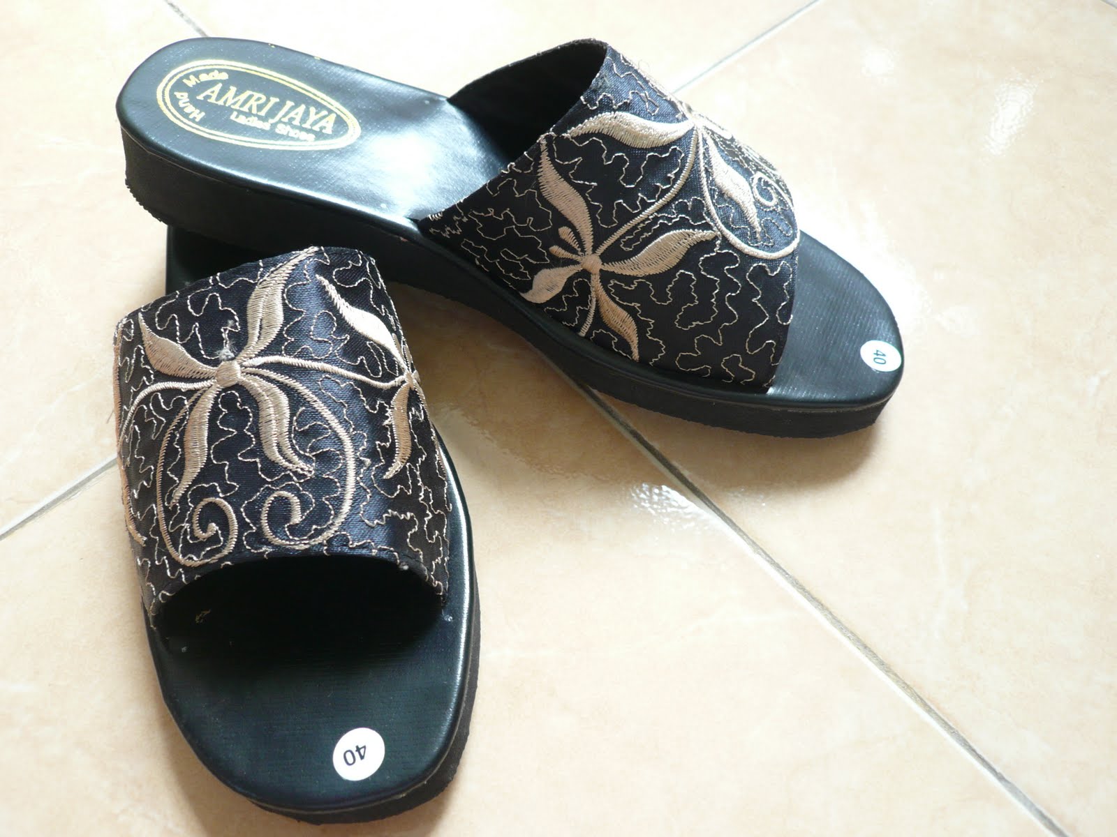 Collaboration Shop: Sepatu Batik Motif Tangan Green Edition