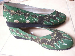 Collaboration Shop: Sepatu Batik Motif Api Green Edition