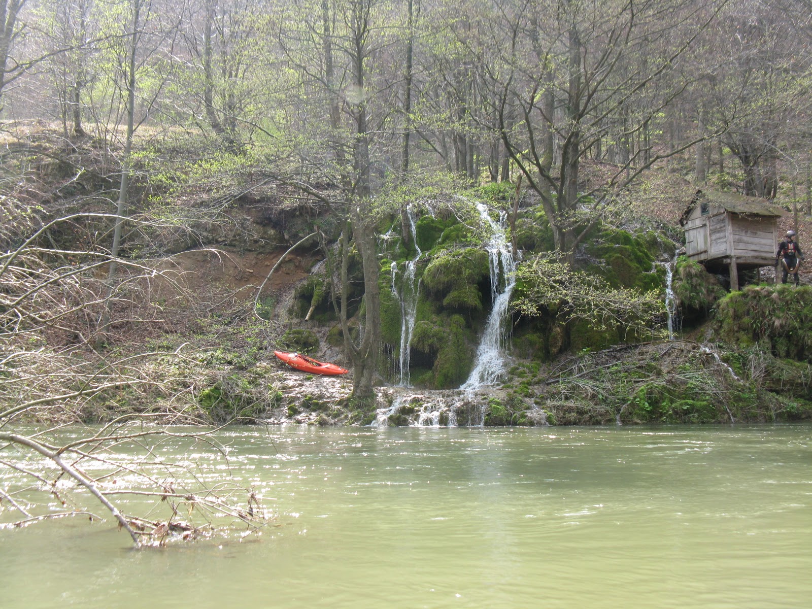 Cu caiacele pe Raul Nera, 8 aprilie – Romania vazuta din caiac