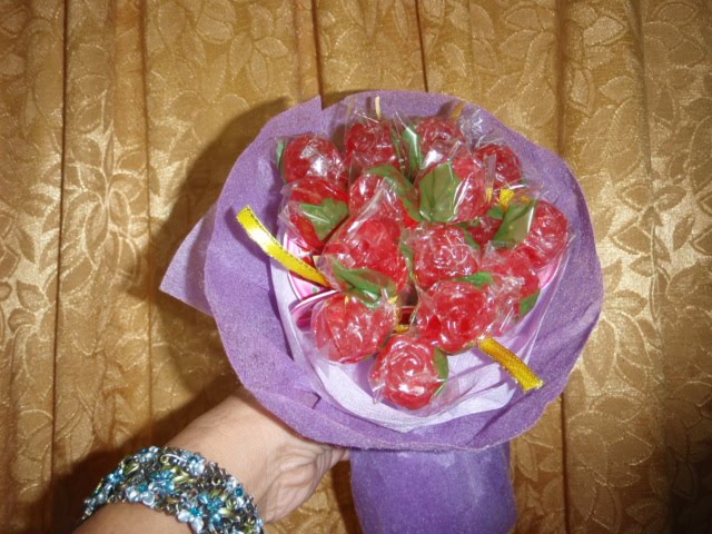 Xing Fu: ROSE LOLLIPOP BOUQUET