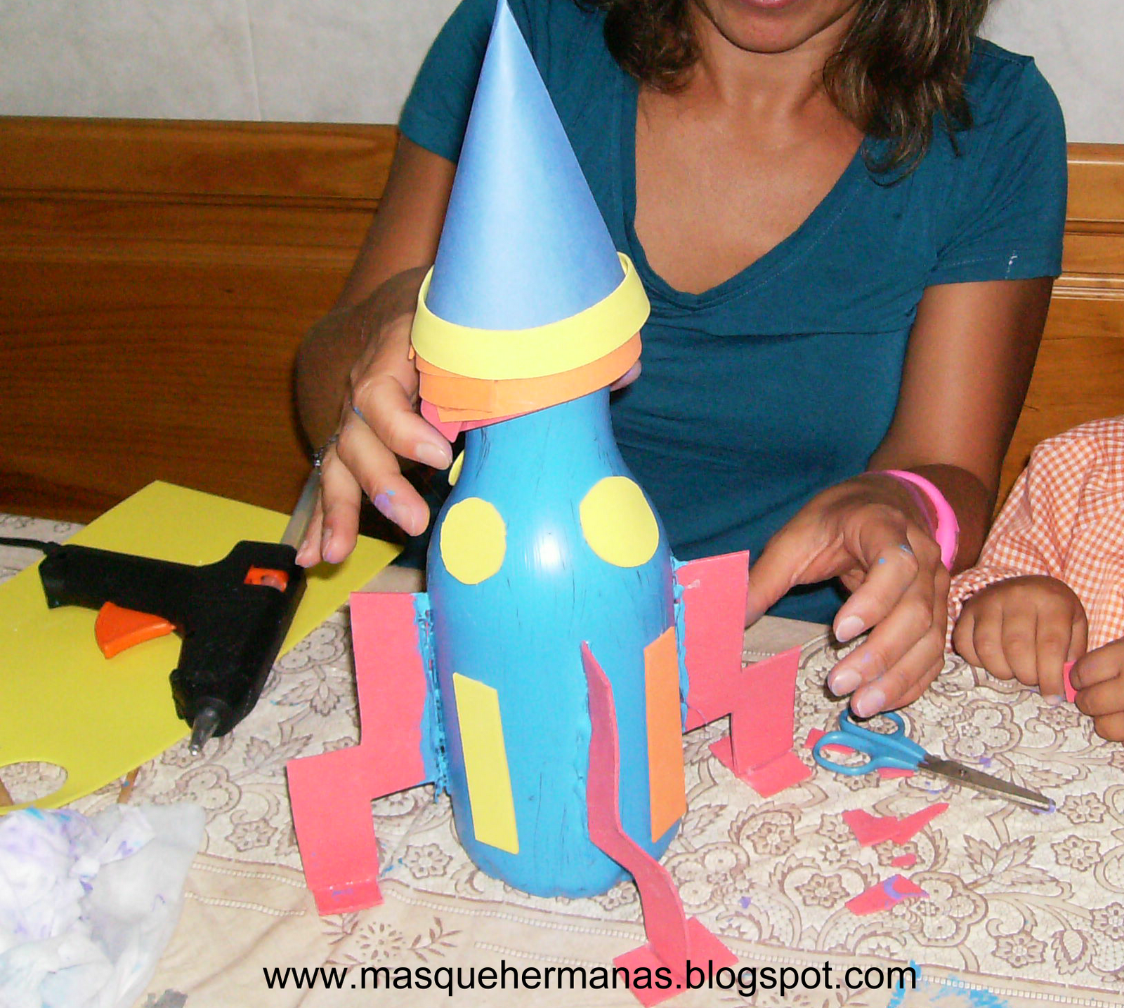 MÁS QUE HERMANAS: CREAR UN COHETE CON UNA BOTELLA DE PLÁSTICO