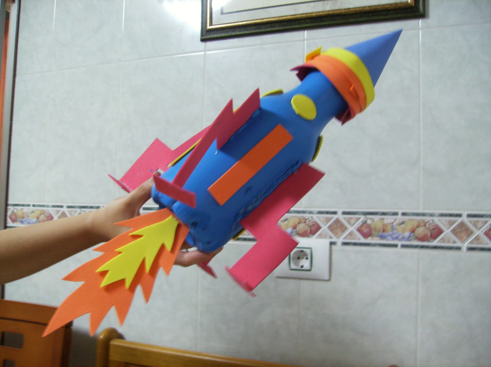 MÁS QUE HERMANAS: CREAR UN COHETE CON UNA BOTELLA DE PLÁSTICO