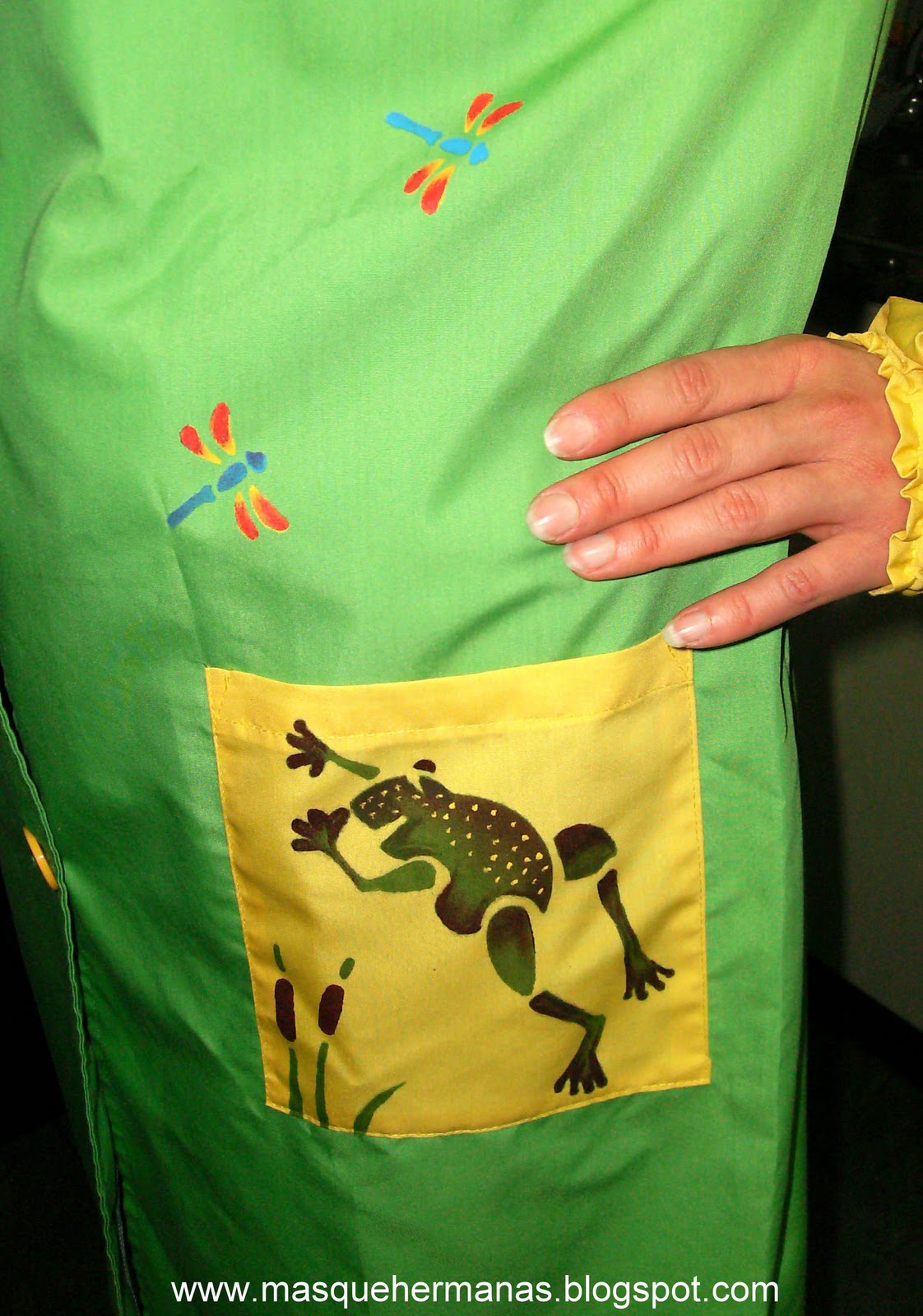 MÁS QUE HERMANAS: PINTAR EN TELA: MANDILÓN DE PROFE