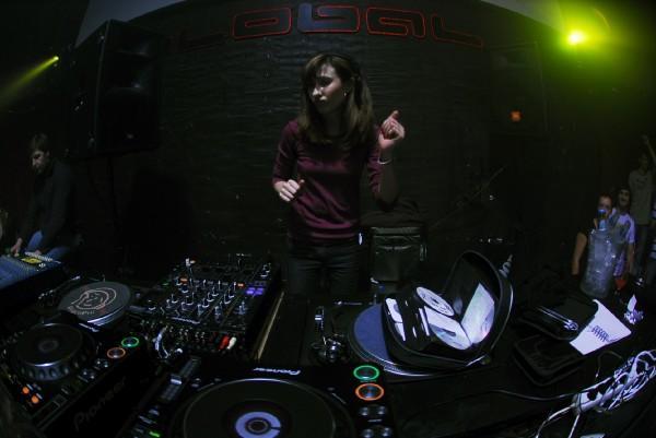 THE SWEET VANDALS: PROMOTE: CHLOE HARRIS LIVE