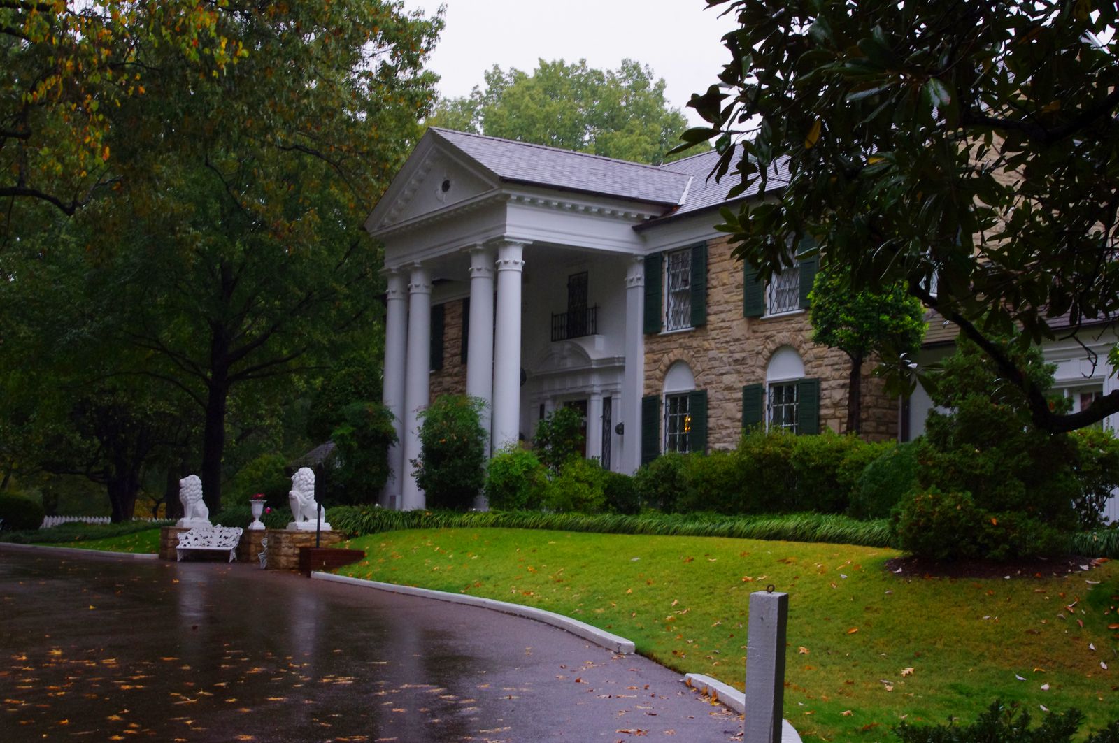 Fifty First States: Day 67 – Saw The Ghost Of Elvis On Union Avenue