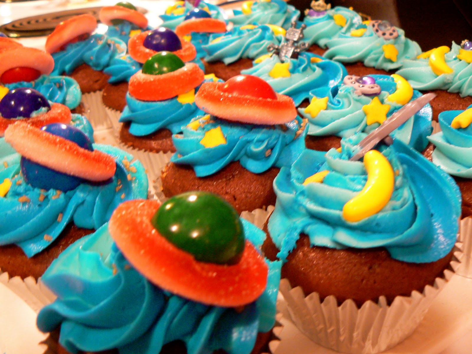 The Fashionable Cupcake: outer space cupcakes