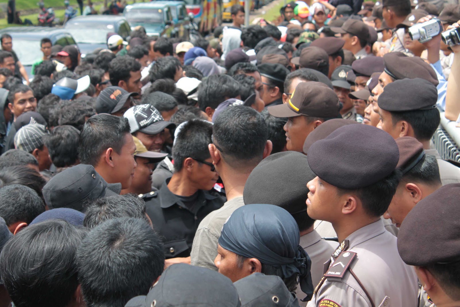 Demo di PT. ESI MM2100 Berujung Ricuh ~ Info Indonesia