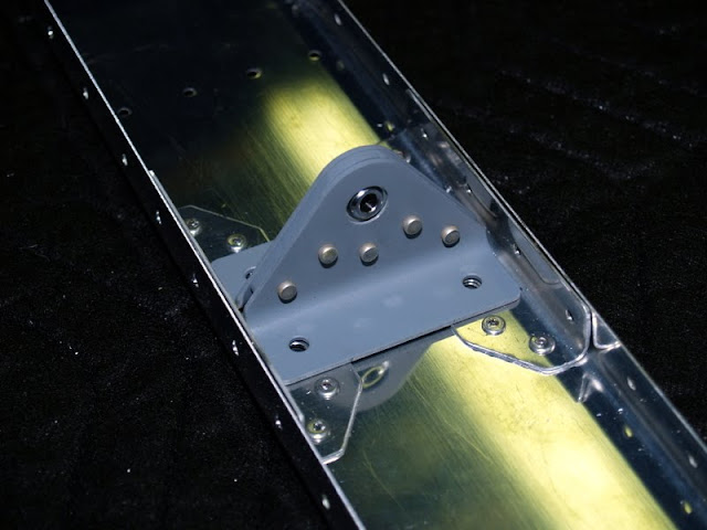 Schmetterling Aviation: Installing nut plates