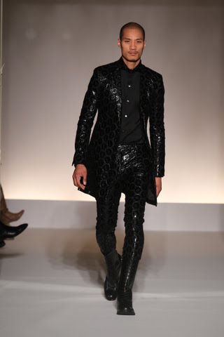 Fashion Media PH: Paolo Roldan walking for Rynshu Fall/Winter 2011 ...