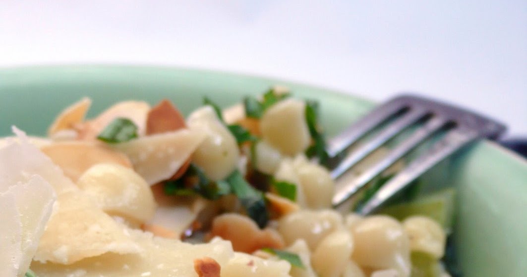 Conchigliette en risotto au céleri, noisettes (amandes) et basilic