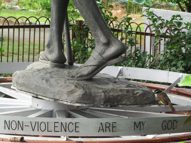 Lindsay Lohan Design: 1763 monument guyana