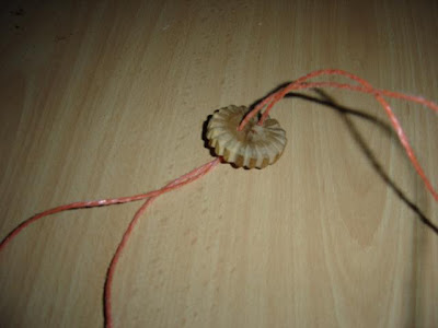 04 objet de Janvier 2009 une rhombe ou bullroarer - BUSHCRAFT.FR