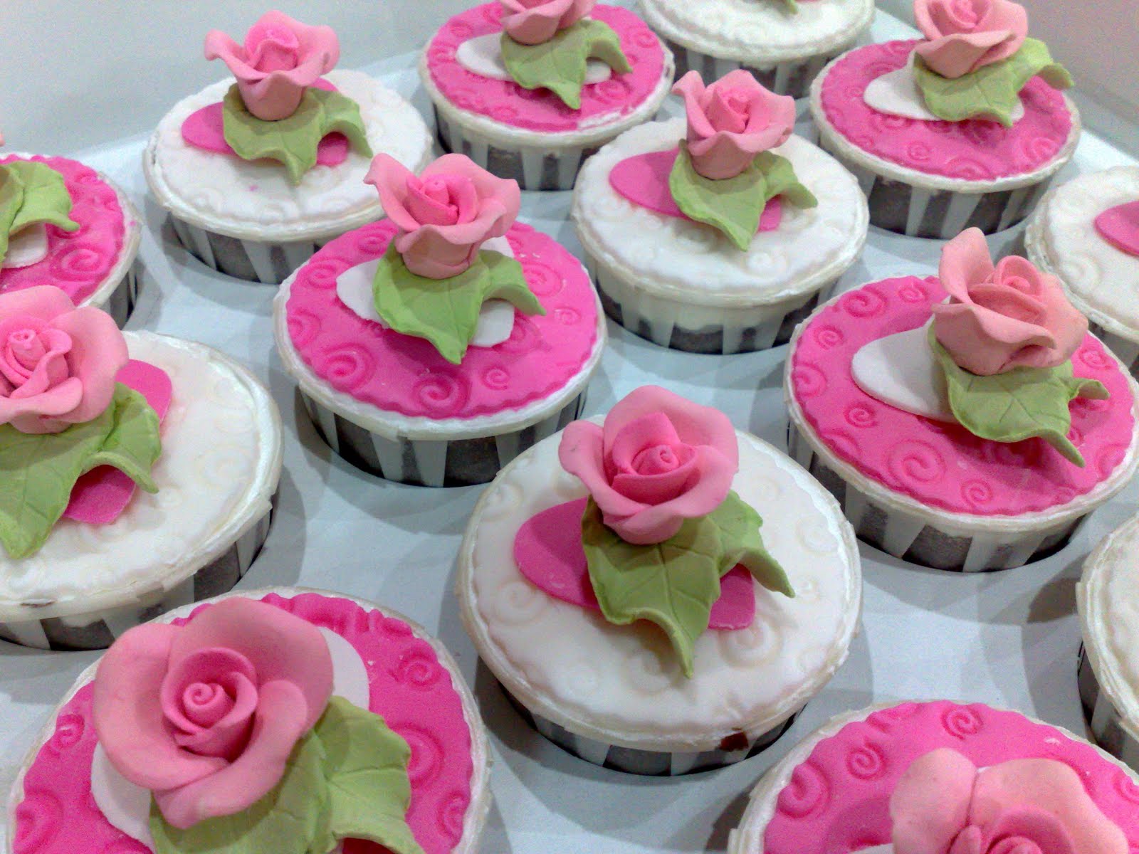 fresh from the oven: Sweet Pink Fondant Cupcakes