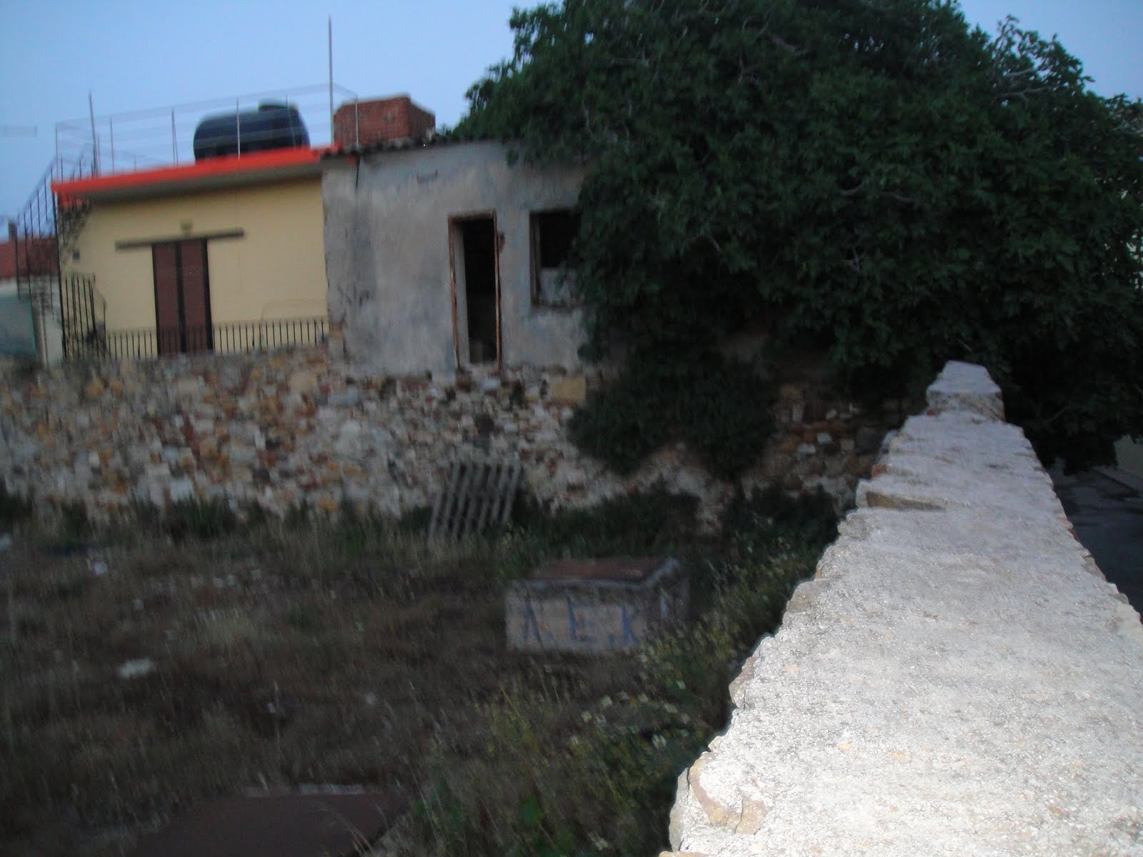 ΤΟ ΚΑΣΤΡΟ ΤΗΣ ΧΙΟΥ: ΕΝΑΣ ΧΑΜΕΝΟΣ ΠΑΡΑΔΕΙΣΟΣ