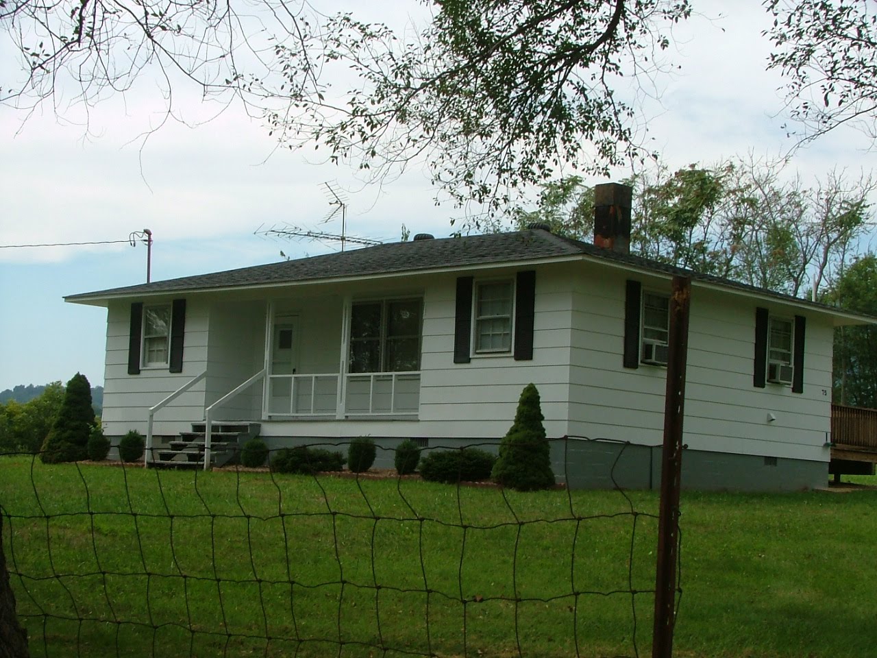 YOU TELL 'EM, BIX!: My Crappy Little House