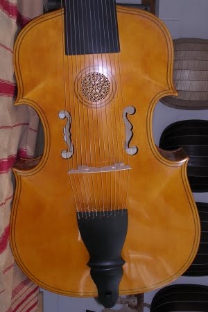 Lira da gamba - Lirone