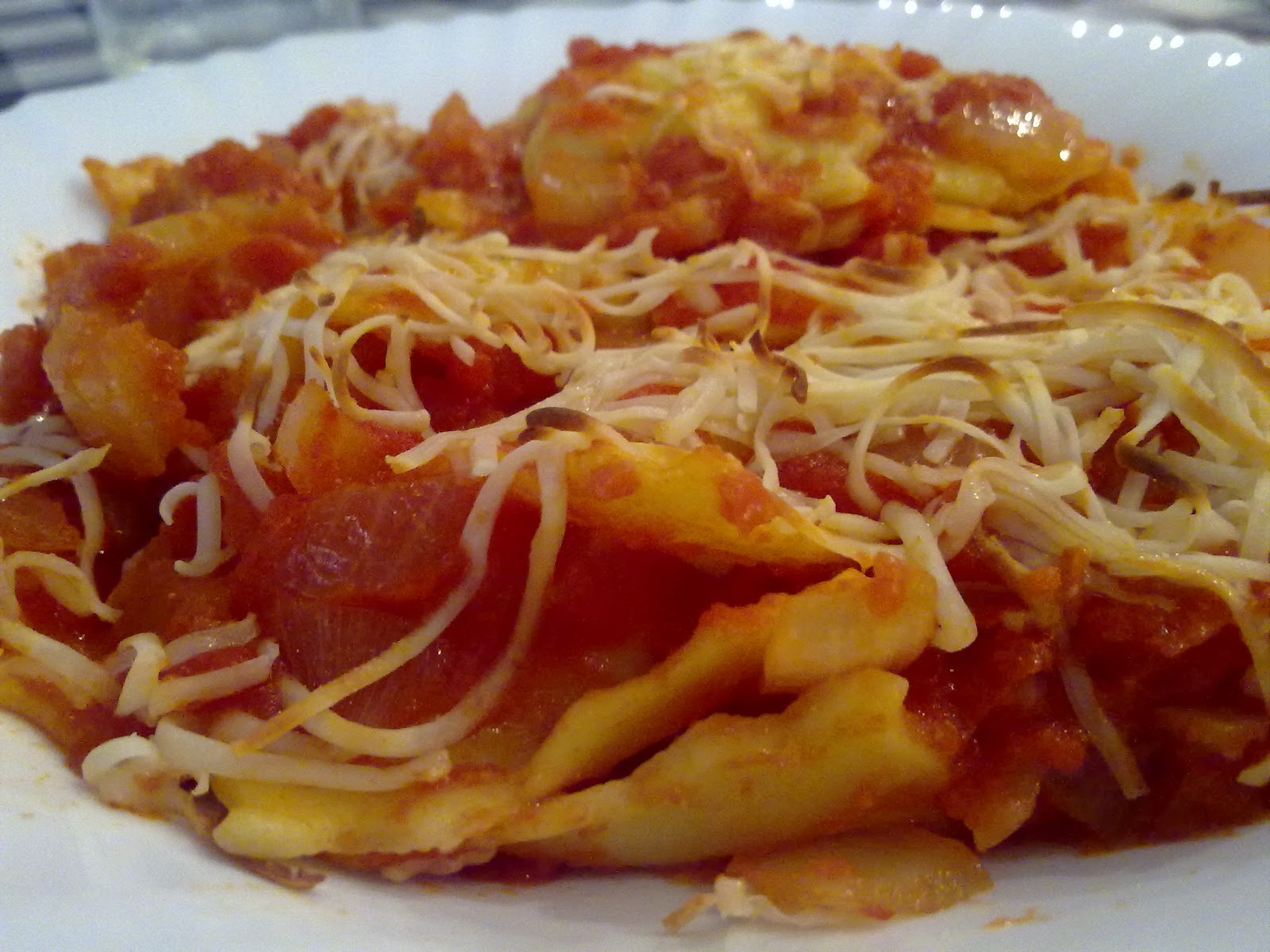 Cocina y Listo: RAVIOLIS RELLENOS DE 4 QUESOS CON SALSA DE TOMATE